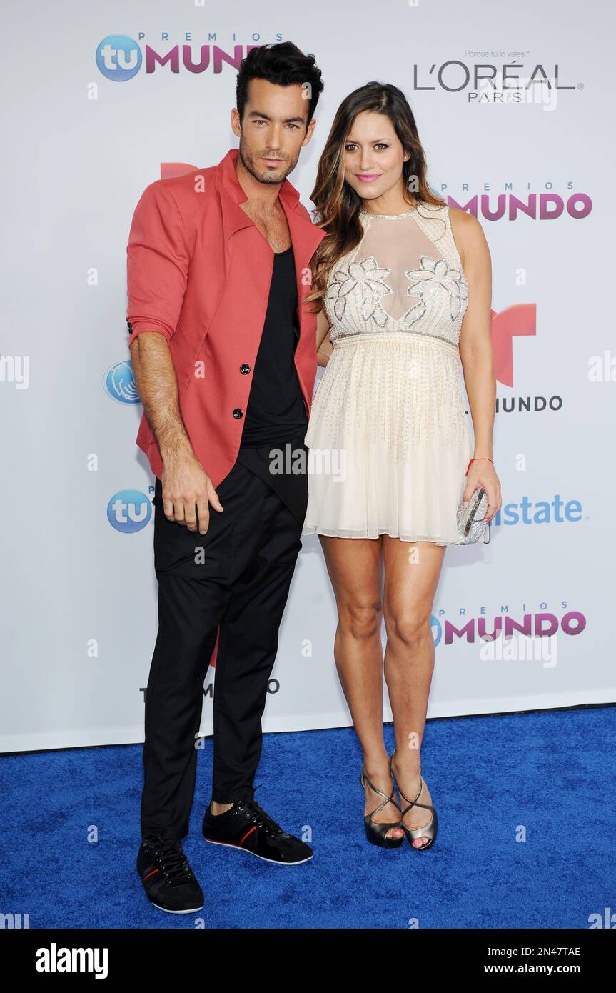Aaron Diaz and Lola Ponce arrive for the Premios Tu Mundo Awards at the ...