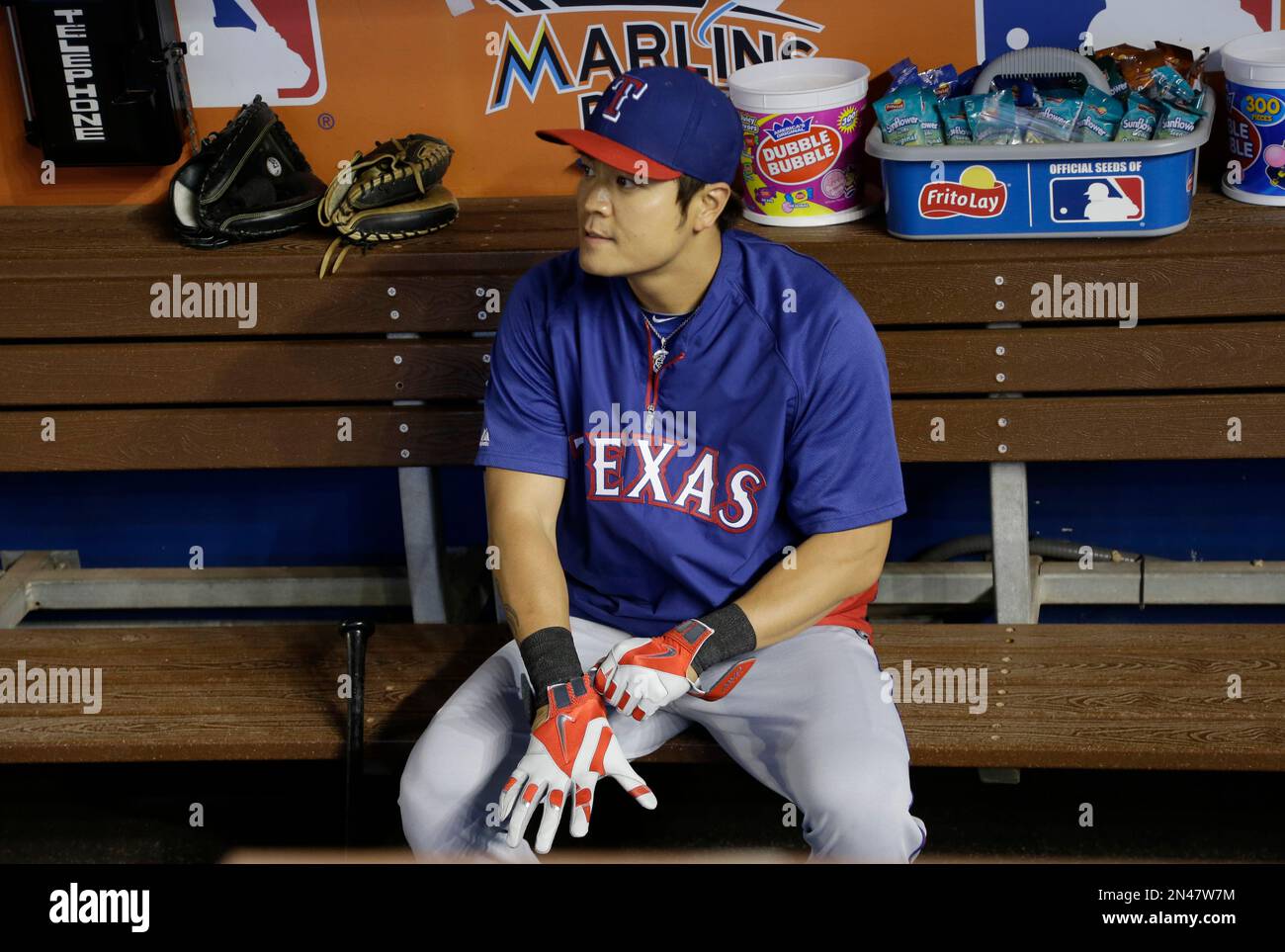 Texas Rangers left fielder Shin-Soo Choo, of South korea, puts on his ...