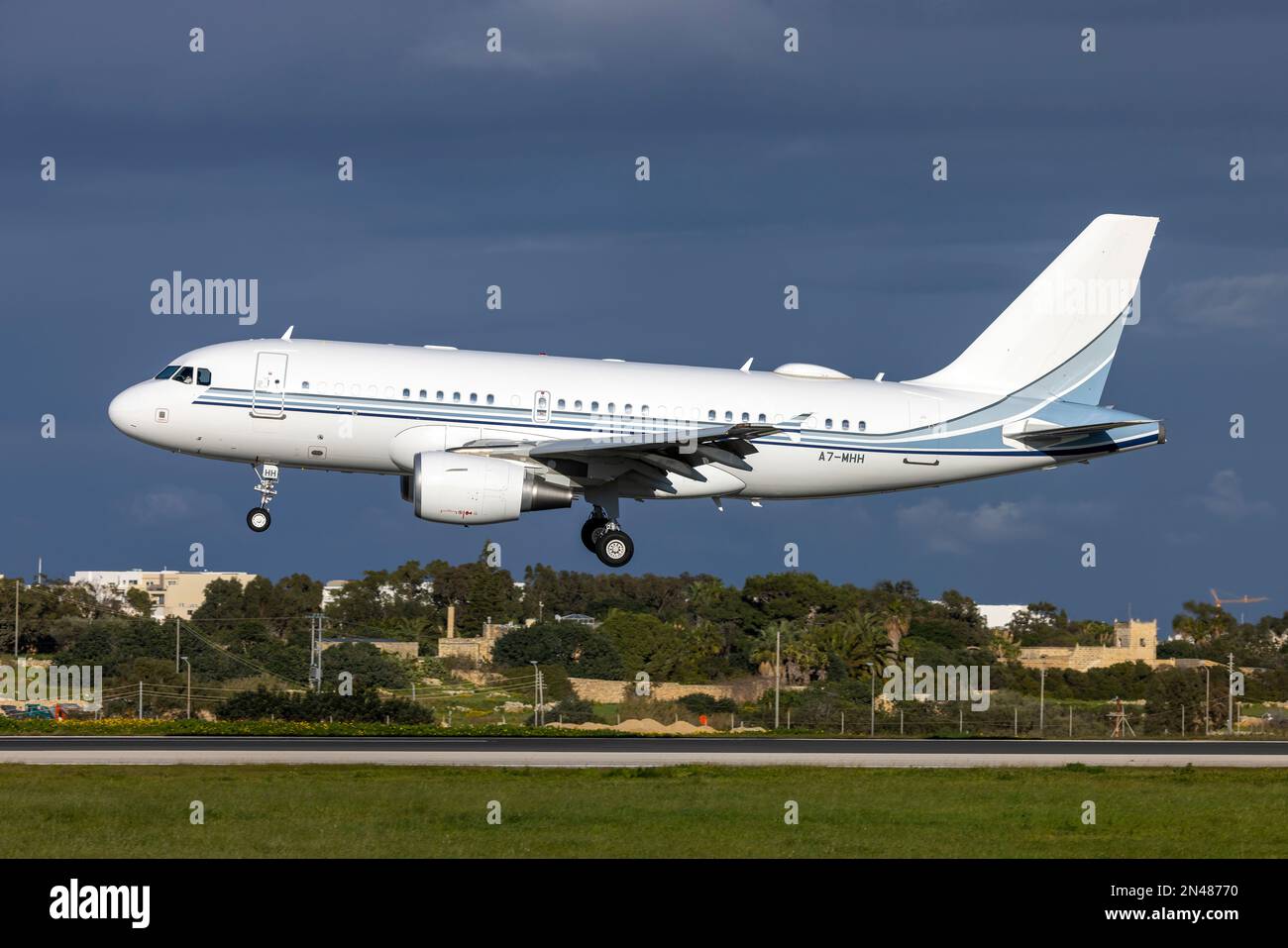Qatar Amiri Flight Airbus ACJ319 (A319-115CJ) (Reg.: A7-MHH) landing ...