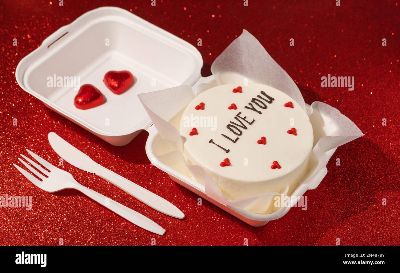 Small bento cake In box on the red shimmer background Stock Photo - Alamy
