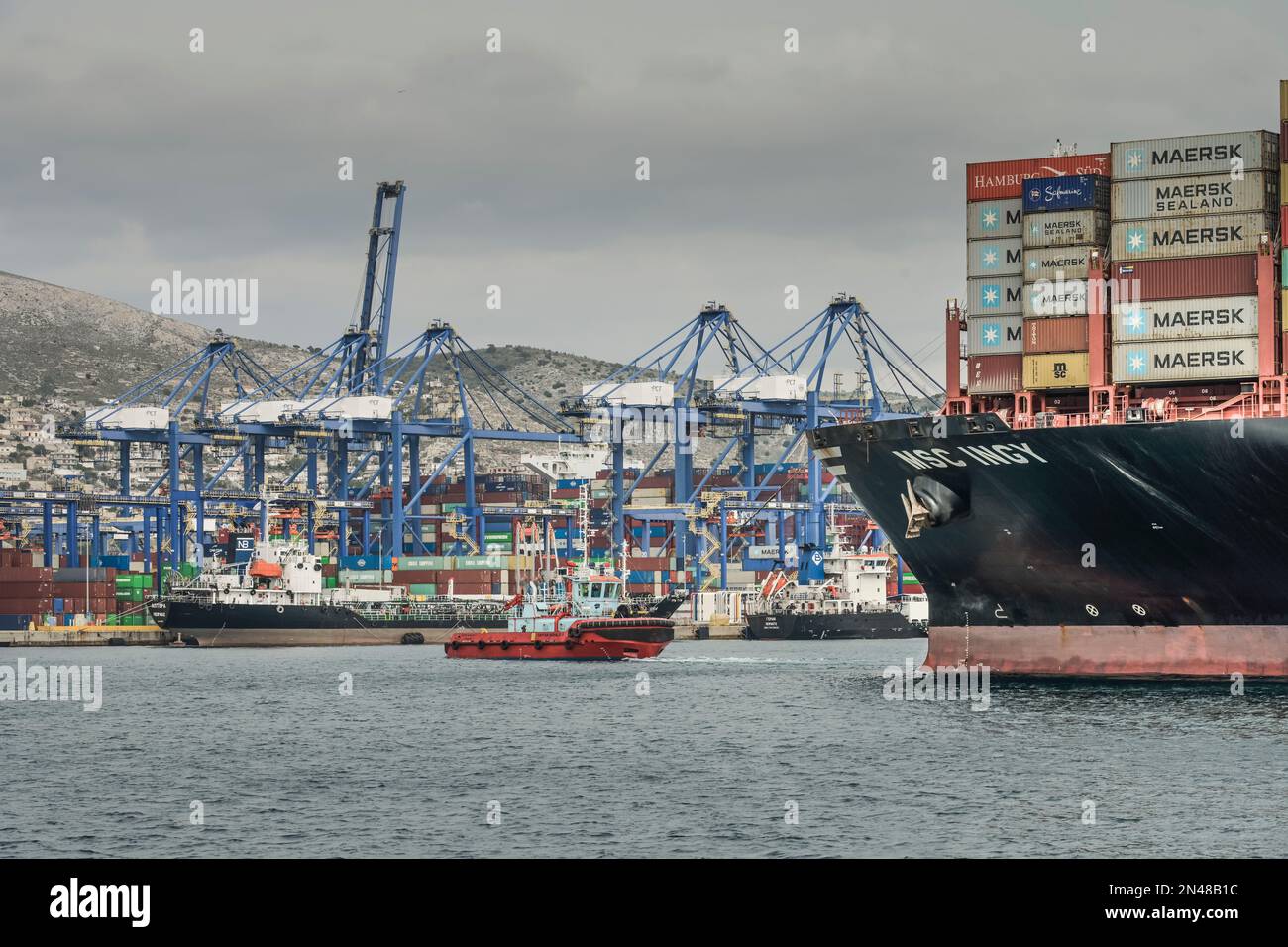 Containerschiffe am Kai, Hafen von Piräus, Athen, Griechenland Stock ...