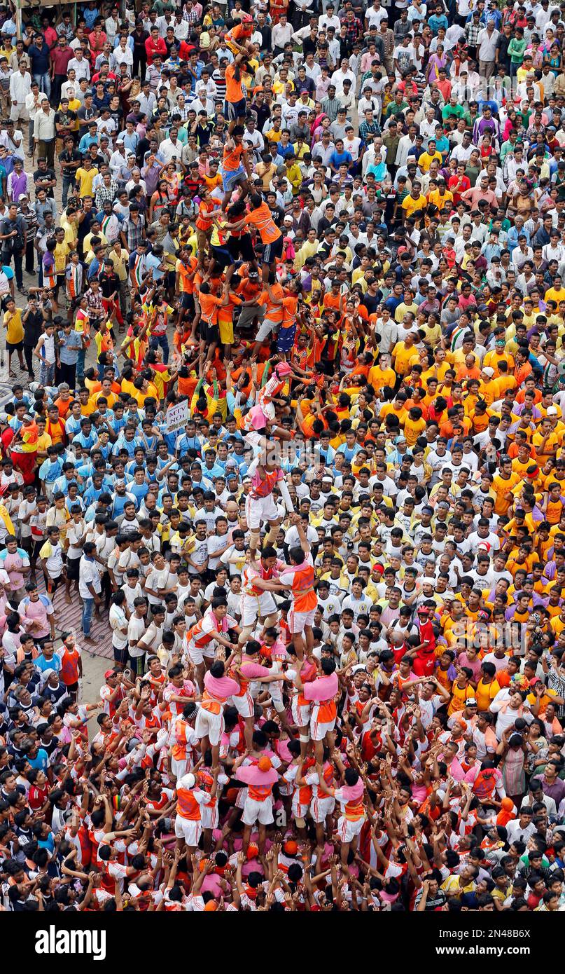 People watch as Indian youth form human pyramids to break the "Dahi ...
