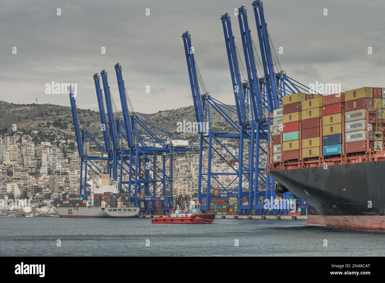 Containerschiffe am Kai, Hafen von Piräus, Athen, Griechenland Stock ...