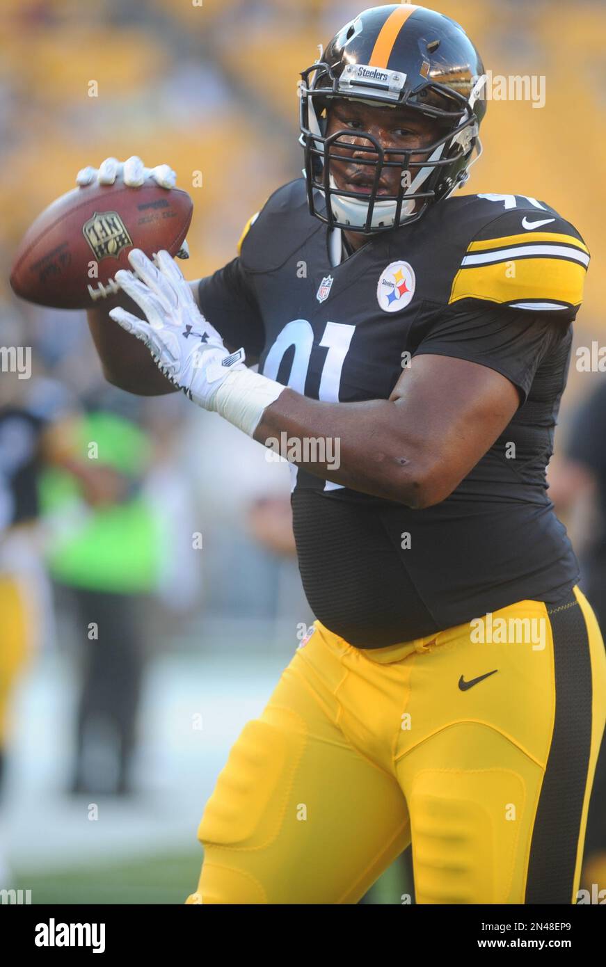 Pittsburgh Steelers defensive tackle Stephon Tuitt (91) during warmups ...