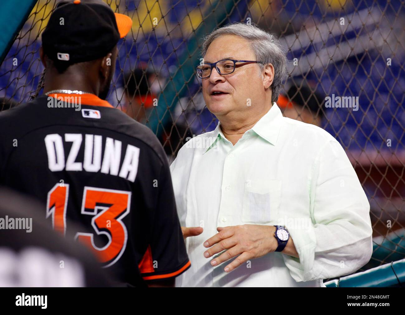 Miami Marlins owner Jeffrey Loria, right, speaks with Marlins ...