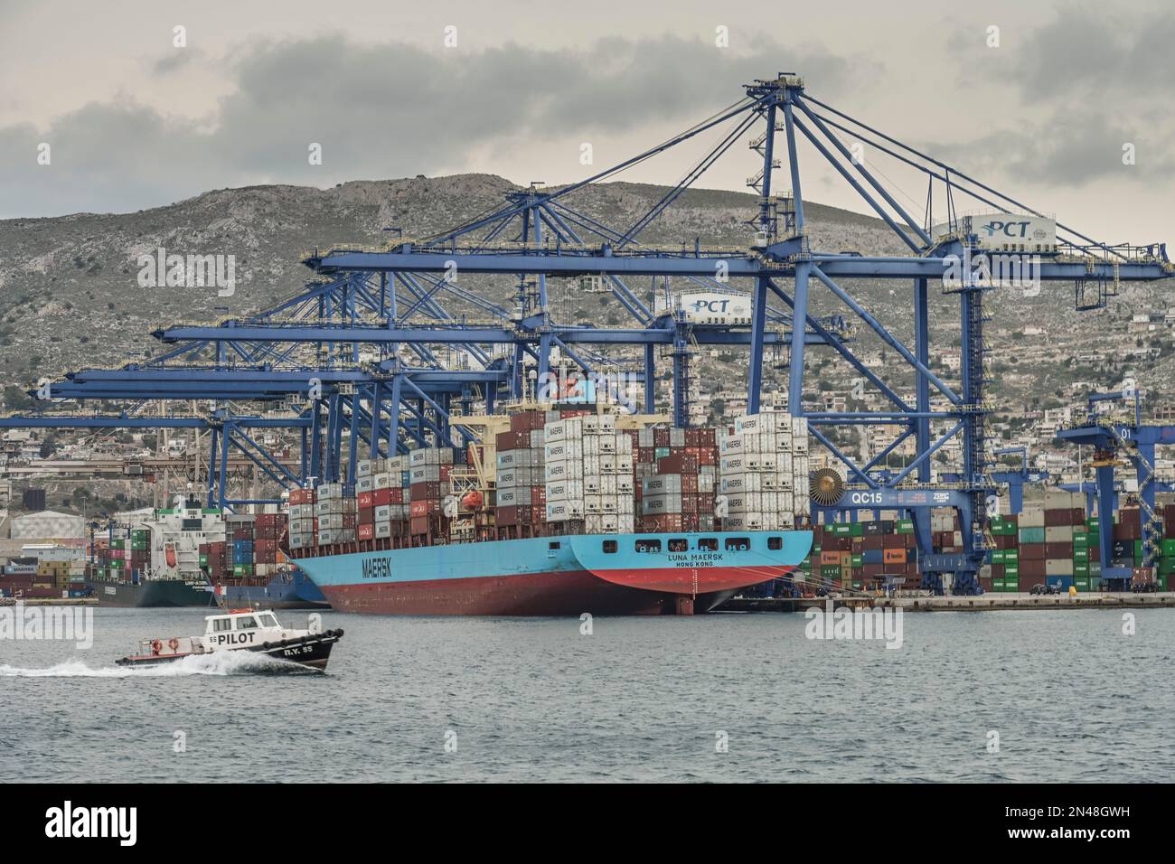 Containerschiffe am Kai, Hafen von Piräus, Athen, Griechenland Stock ...