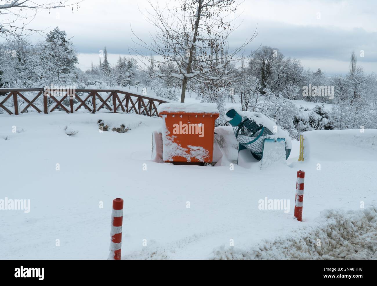 Snow white trash hi-res stock photography and images - Alamy