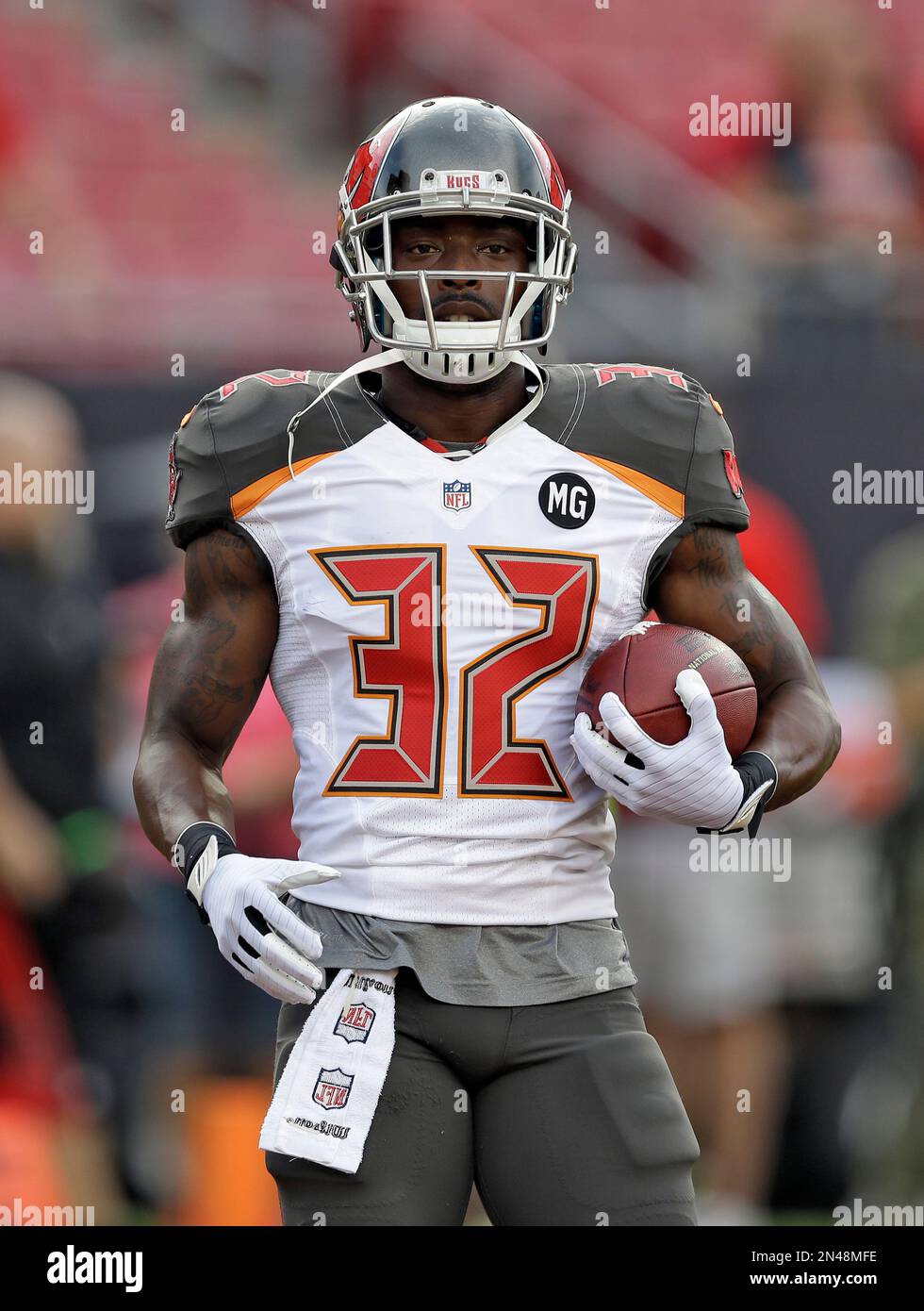 Tampa Bay Buccaneers running back Jeff Demps (32) runs with the ...
