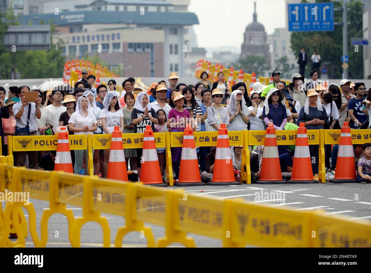 Catholic faithful pray during a mass and the beatification of Paul Yun ...
