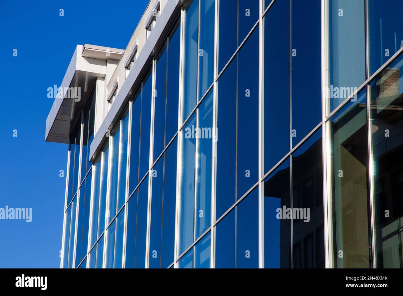 Building with large and modern glass facade Stock Photo - Alamy
