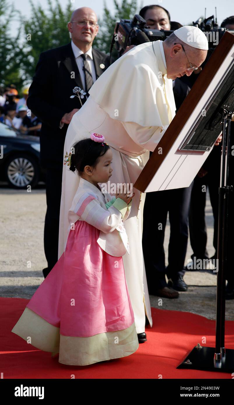 Pope Francis signs the guest book after he prayed in front of the ...