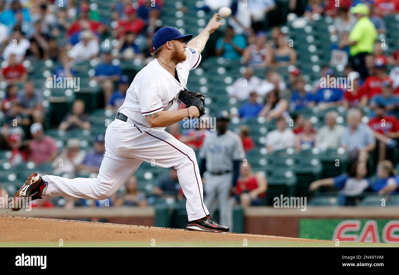 Texas Rangers starting pitcher Robbie Ross Jr. throws during the first ...
