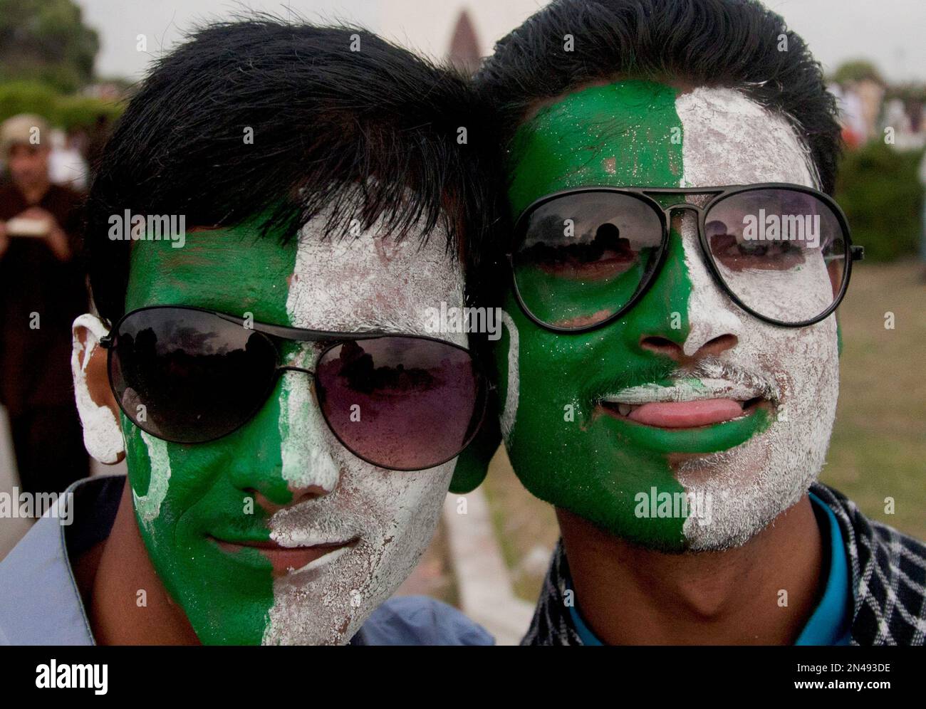 People get their faces painted with colors of the Pakistani flag to ...