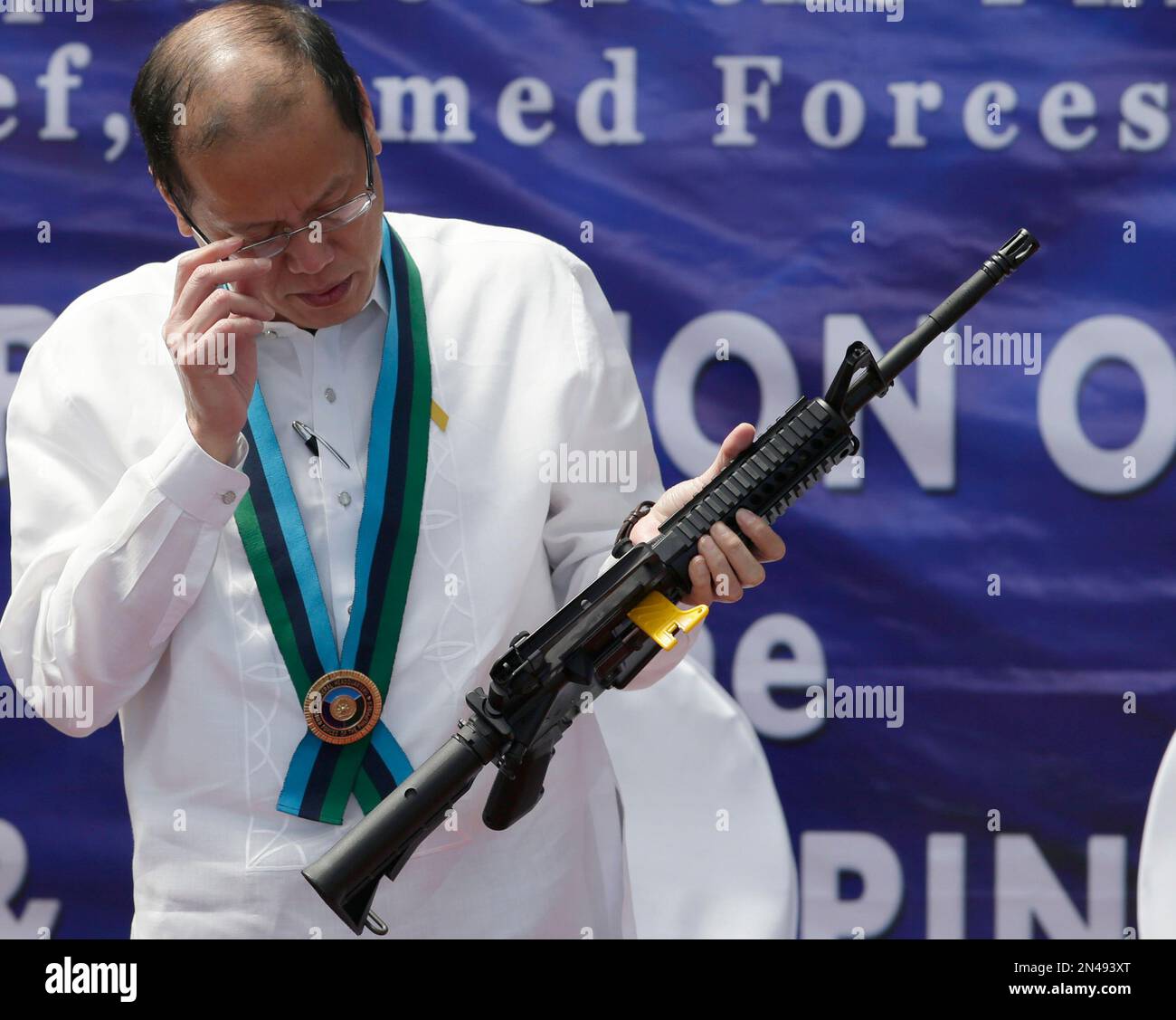Philippine President Benigno Aquino III inspects a brand new M4 assault ...