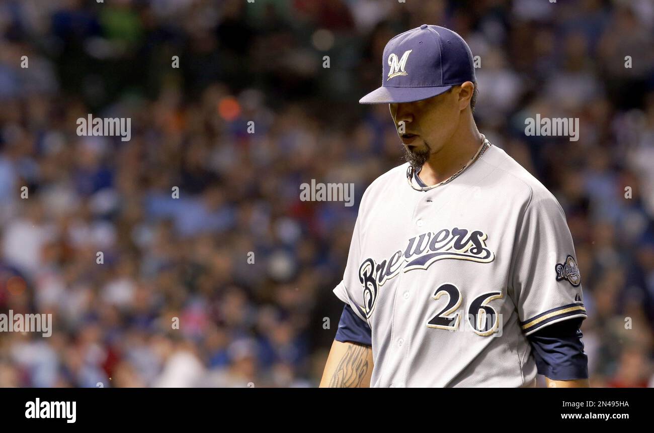 Milwaukee Brewers starting pitcher Kyle Lohse heads to the dugout after ...