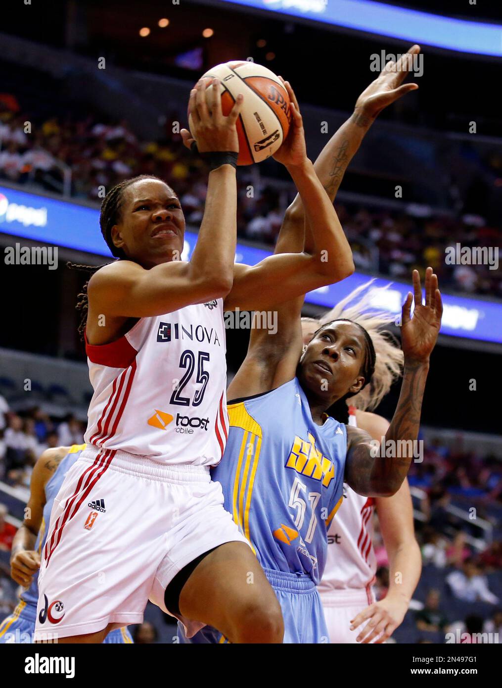 Washington Mystics forward Monique Currie (25) drives past Chicago Sky ...