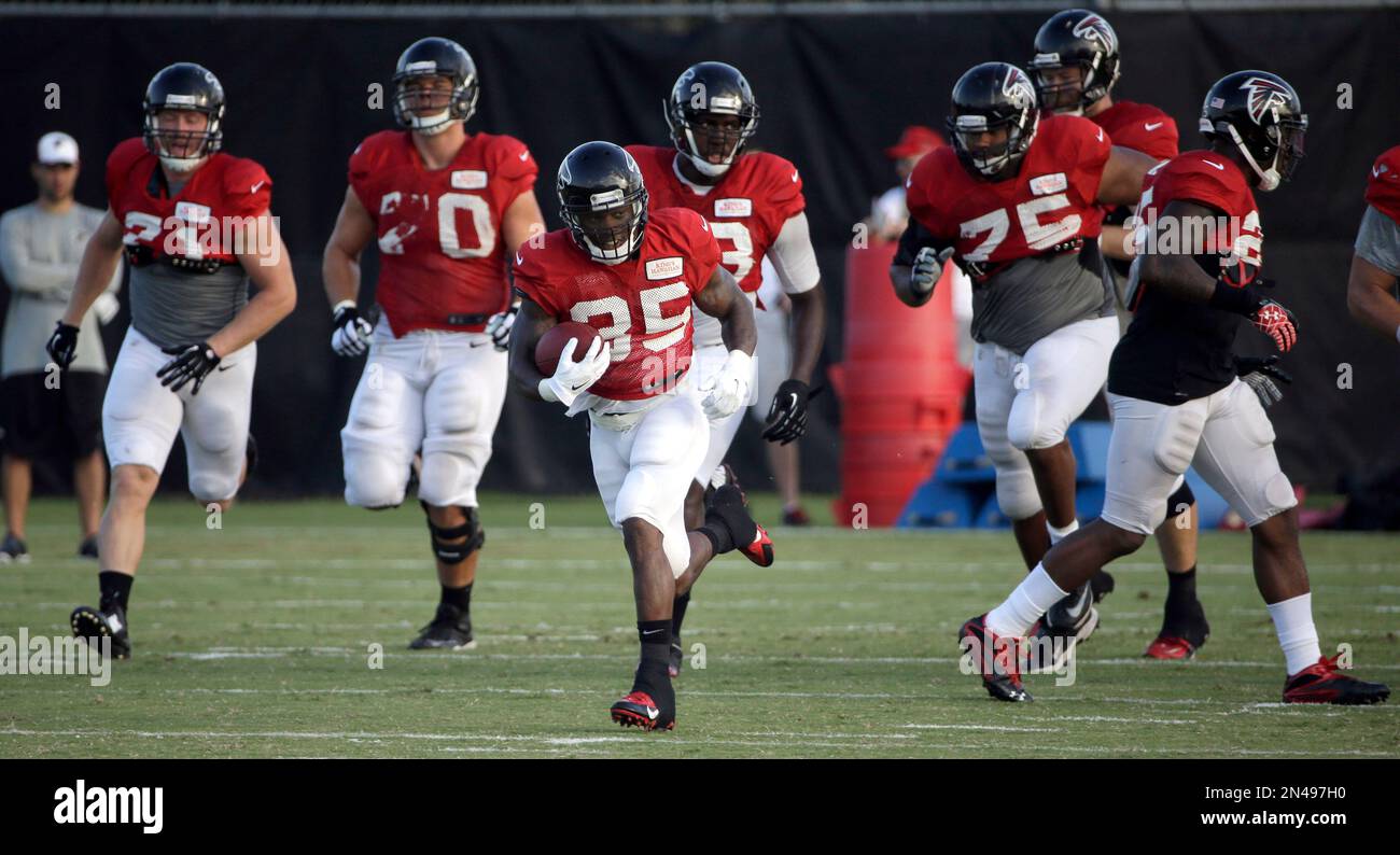 Atlanta Falcons running back Antone Smith (35) carries the ball during ...