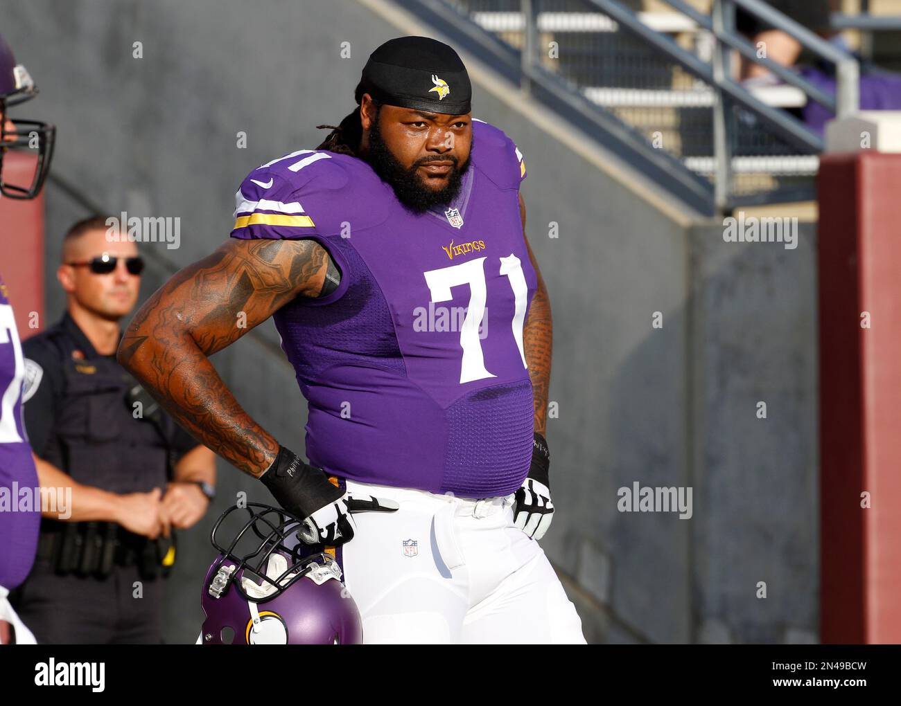 Minnesota Vikings tackle Phil Loadholt (71) takes the field before an ...