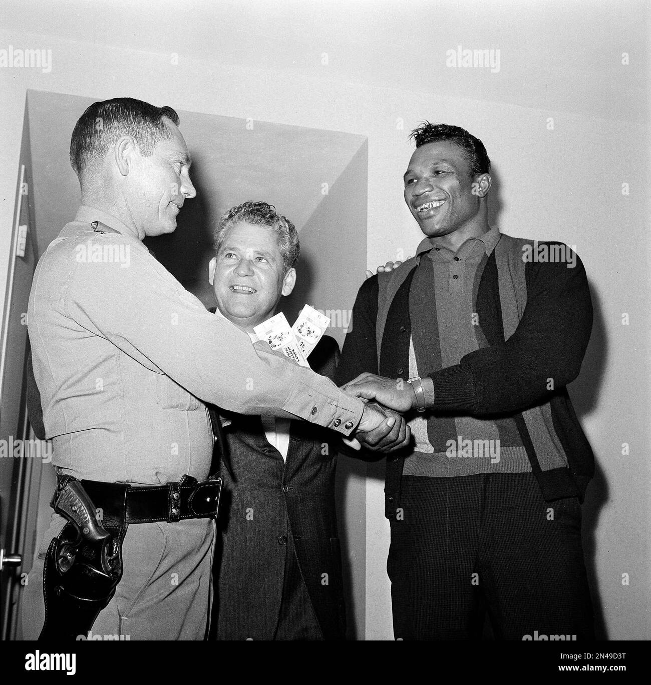 Heavyweight challenger Cleveland Williams shakes hands with Texas ...