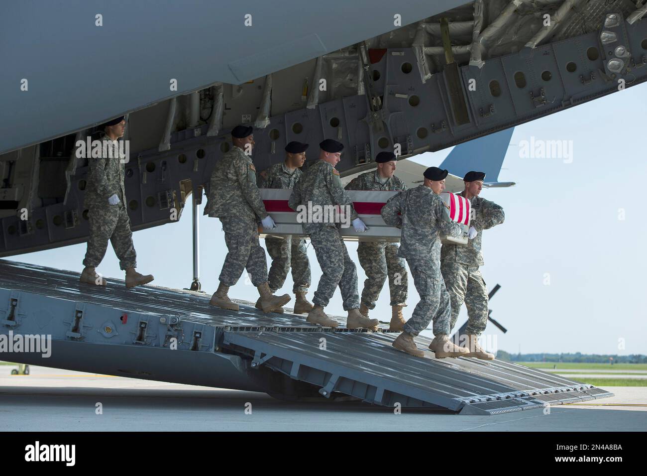 An Army carry team transfers the remains of Army Maj. Gen. Harold ...