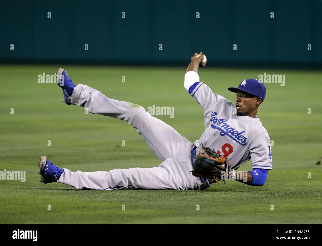 Los Angeles Dodgers second baseman Dee Gordon throws to first base ...