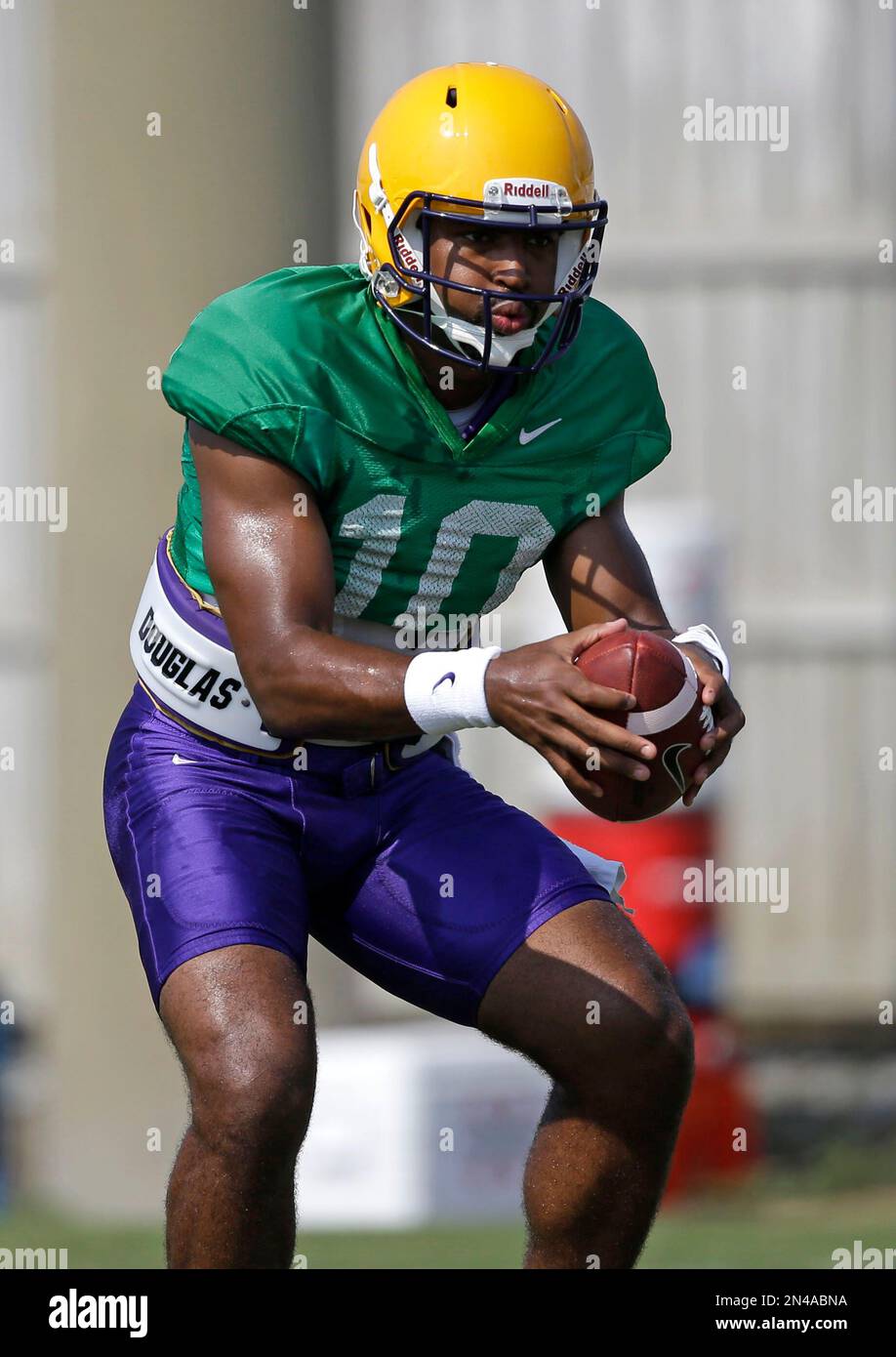 LSU quarterback Anthony Jennings (10) goes through drills during their ...
