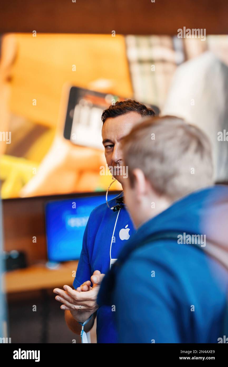 Apple computers emplyee hi-res stock photography and images - Alamy