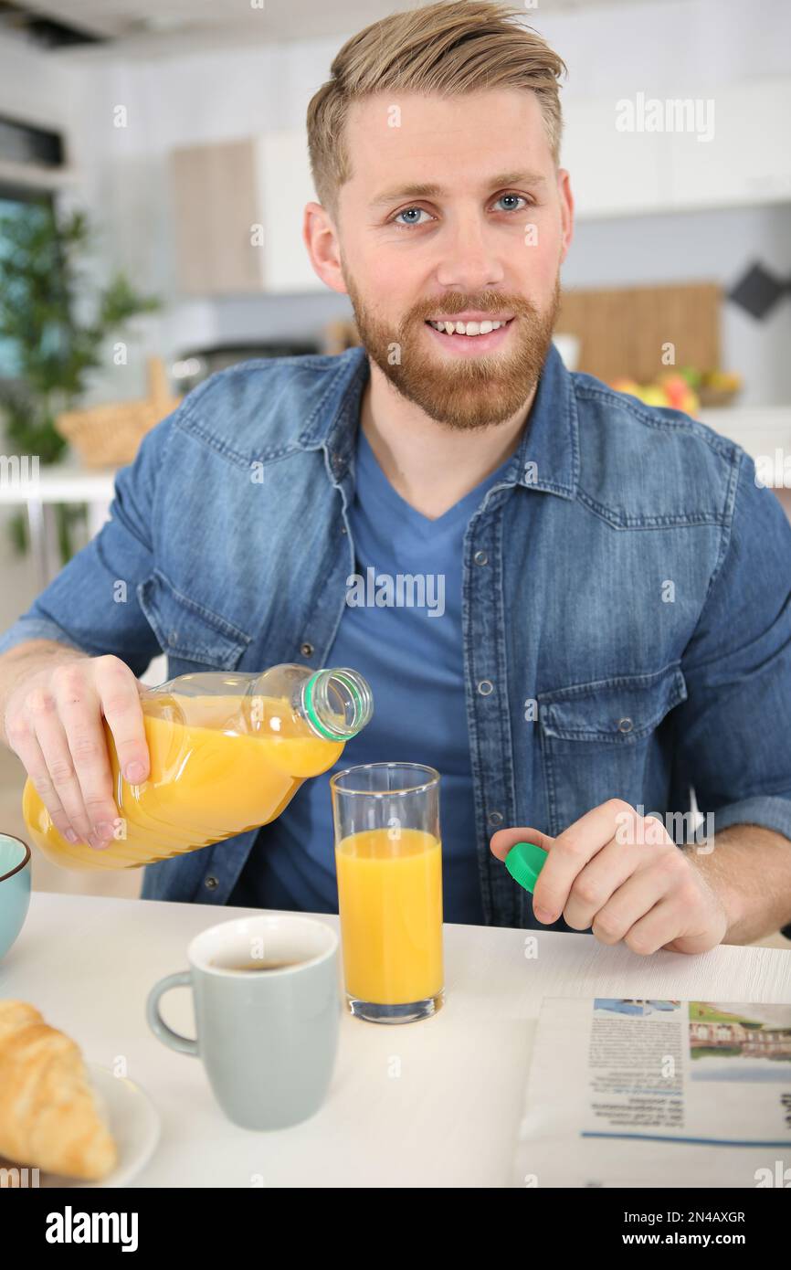 Man pouring fresh orange juice hi-res stock photography and images - Alamy