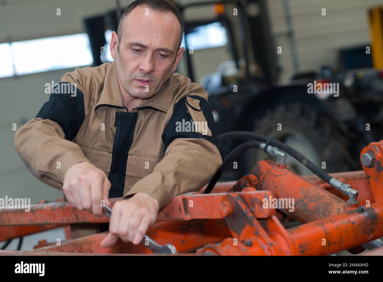 man fixing tractor Stock Photo - Alamy man fixing tractor Stock Photo - Alamy
