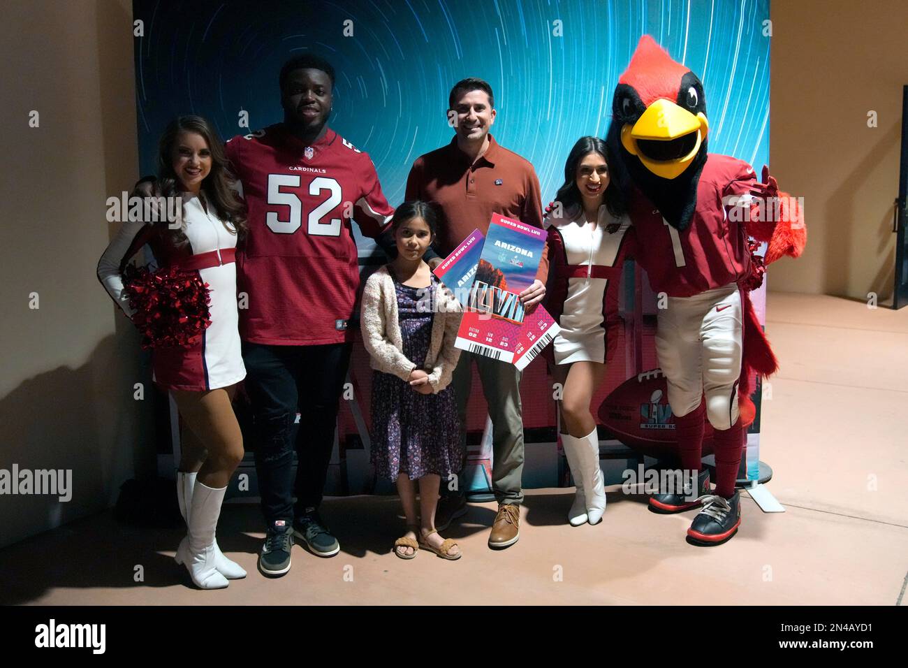 Aaron Marquez and daughter pose with Arizona Cardinals linebacker ...