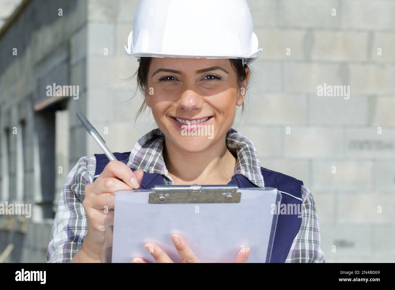 female builder with a clipboard Stock Photo - Alamy