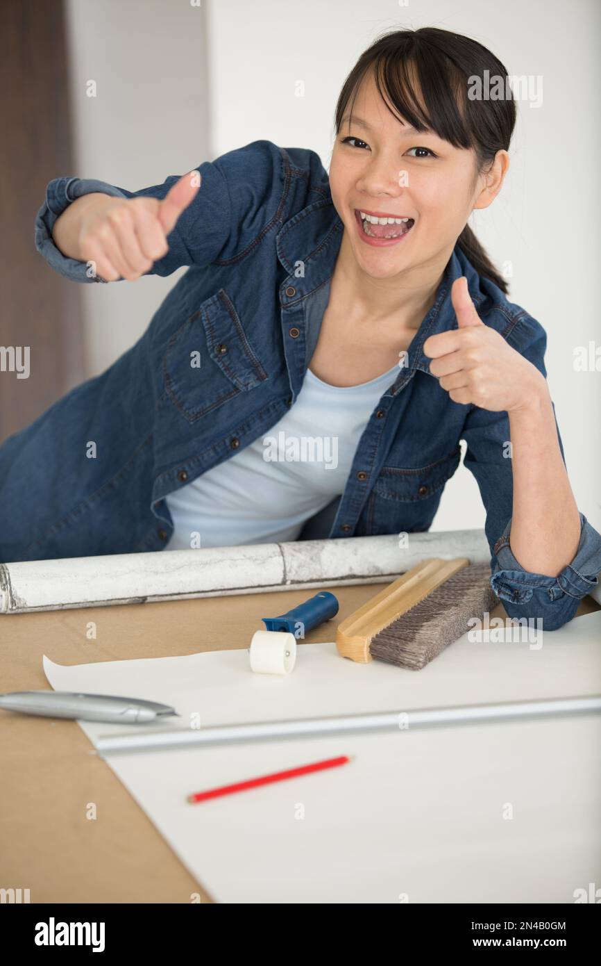 laughing female carpenter showing thumbs up Stock Photo - Alamy