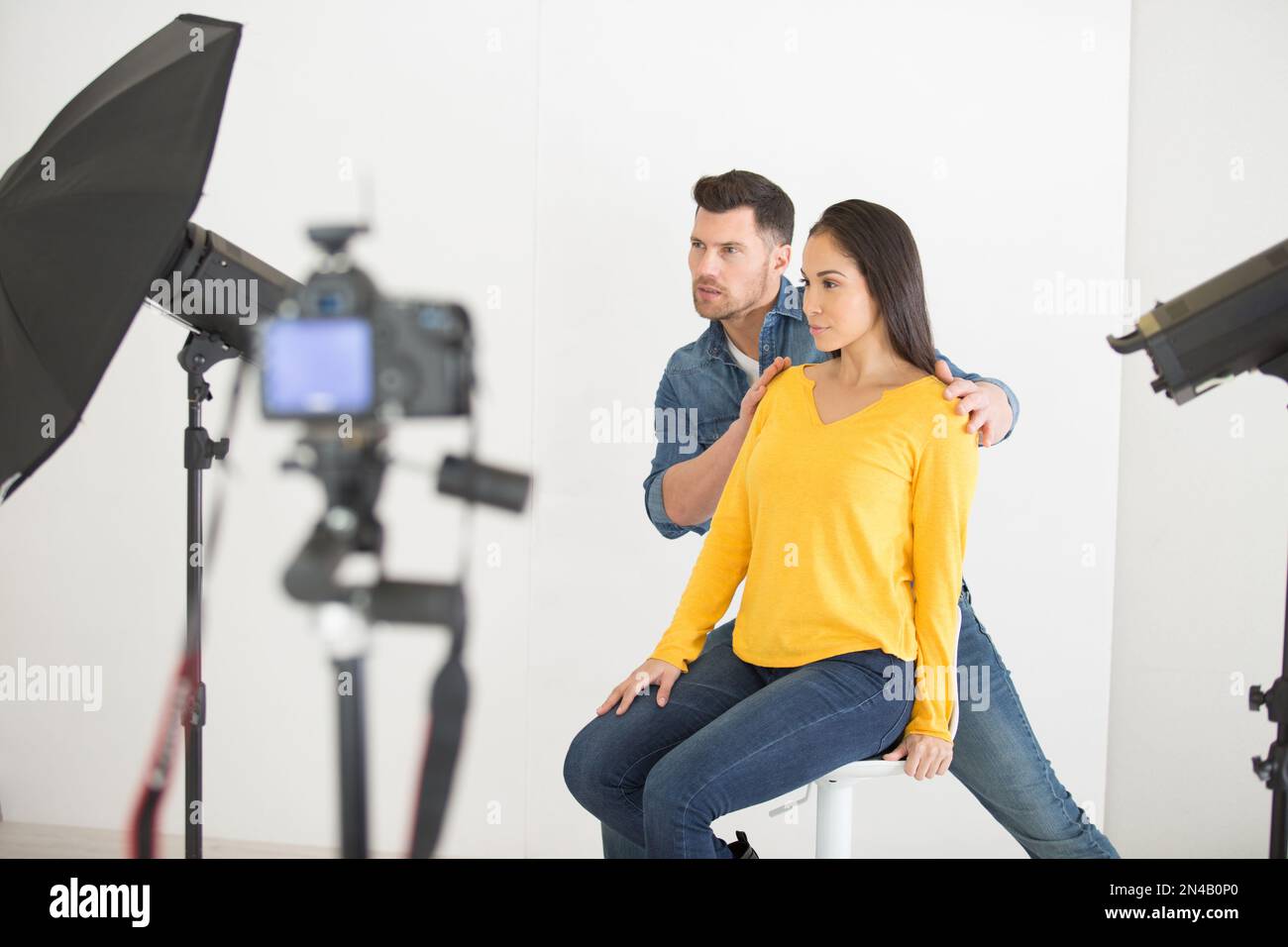 photographer working with model in studio Stock Photo - Alamy
