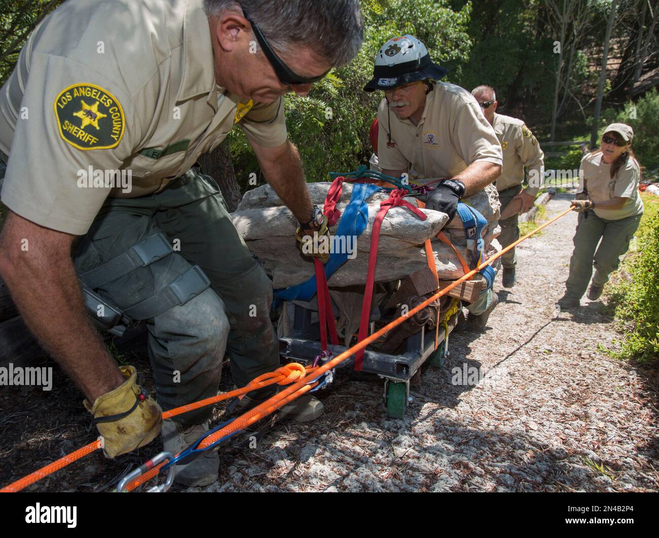 Members of the Los Angeles Sheriff’s Department Search and Rescue team ...
