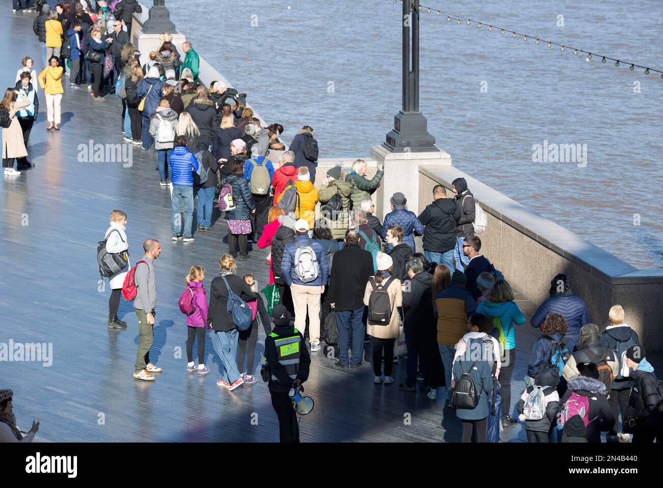 People queue and wait for the lying-in-state to pay their respects to ...
