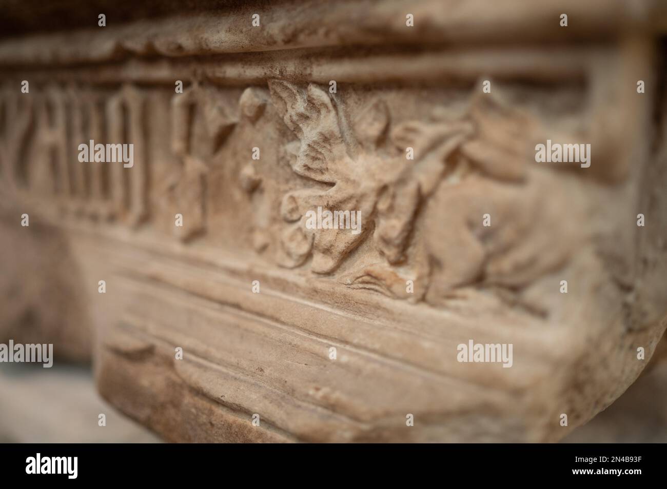 Details on the Tomb of King Ferdinand I (Fernando I) of Portugal (1345 ...