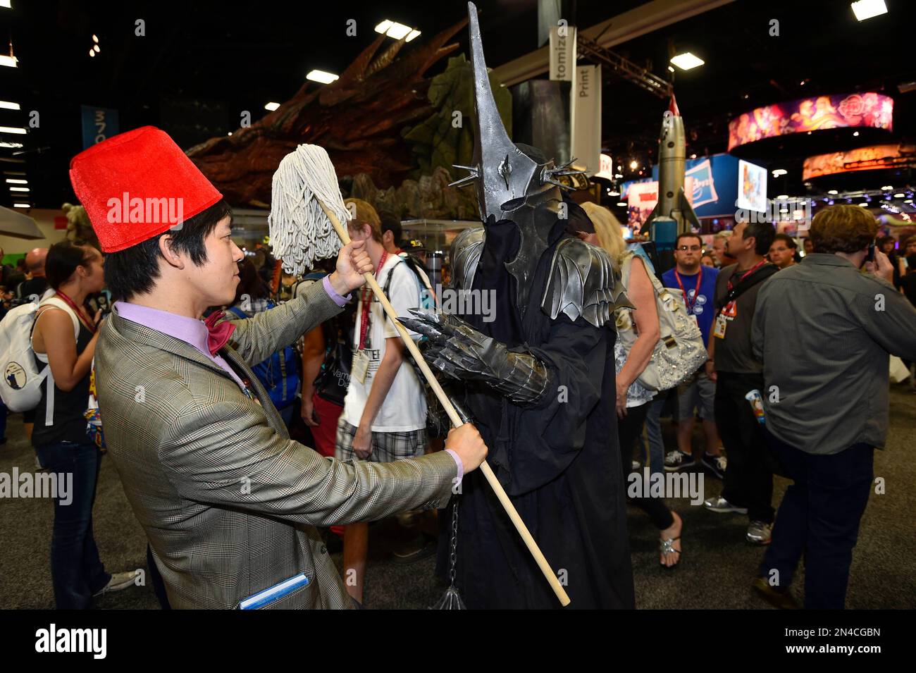 A fan plays around with and actor playing the roll of the Witch King of ...