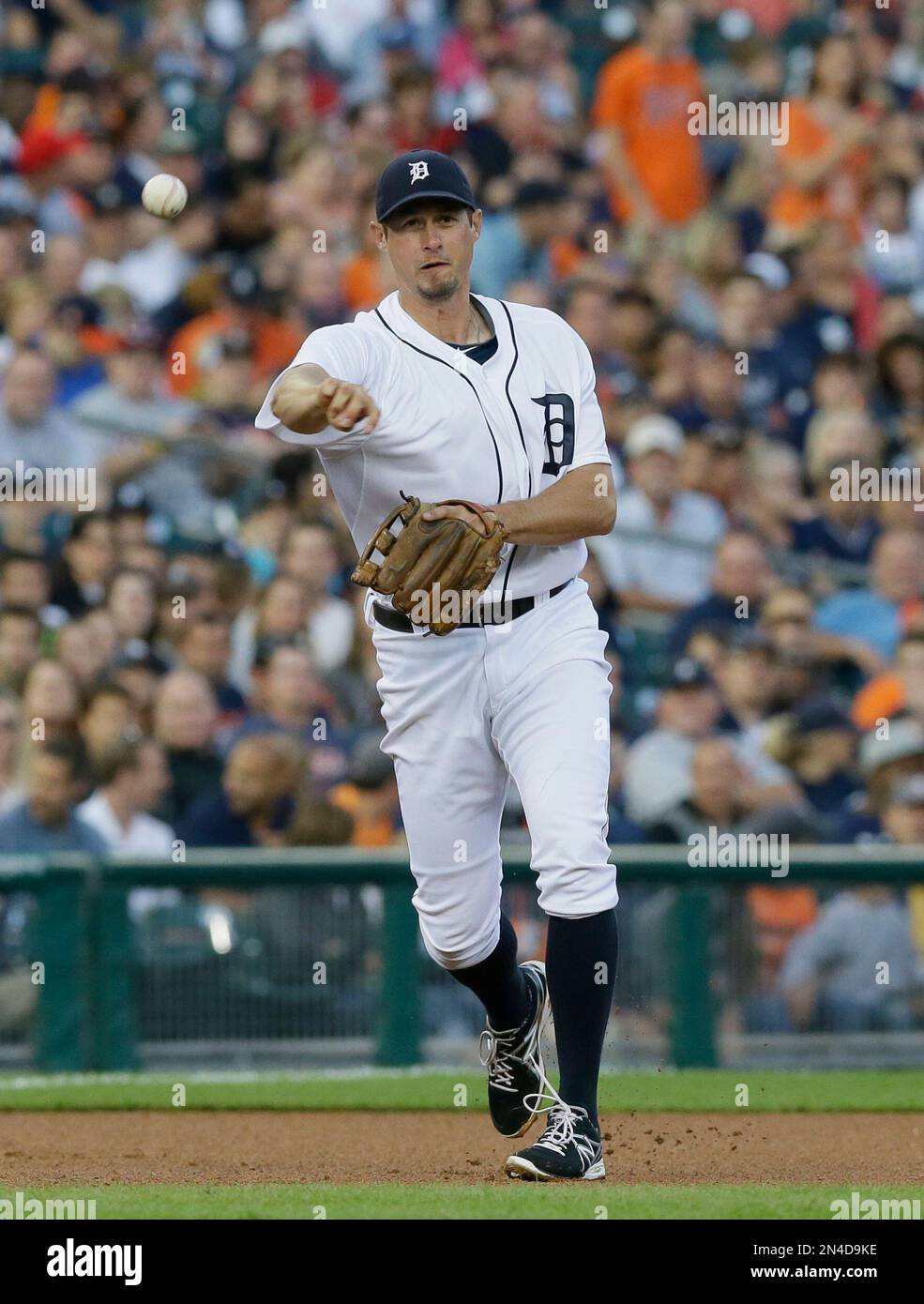 Detroit Tigers third baseman Don Kelly fields a grounder hit by ...