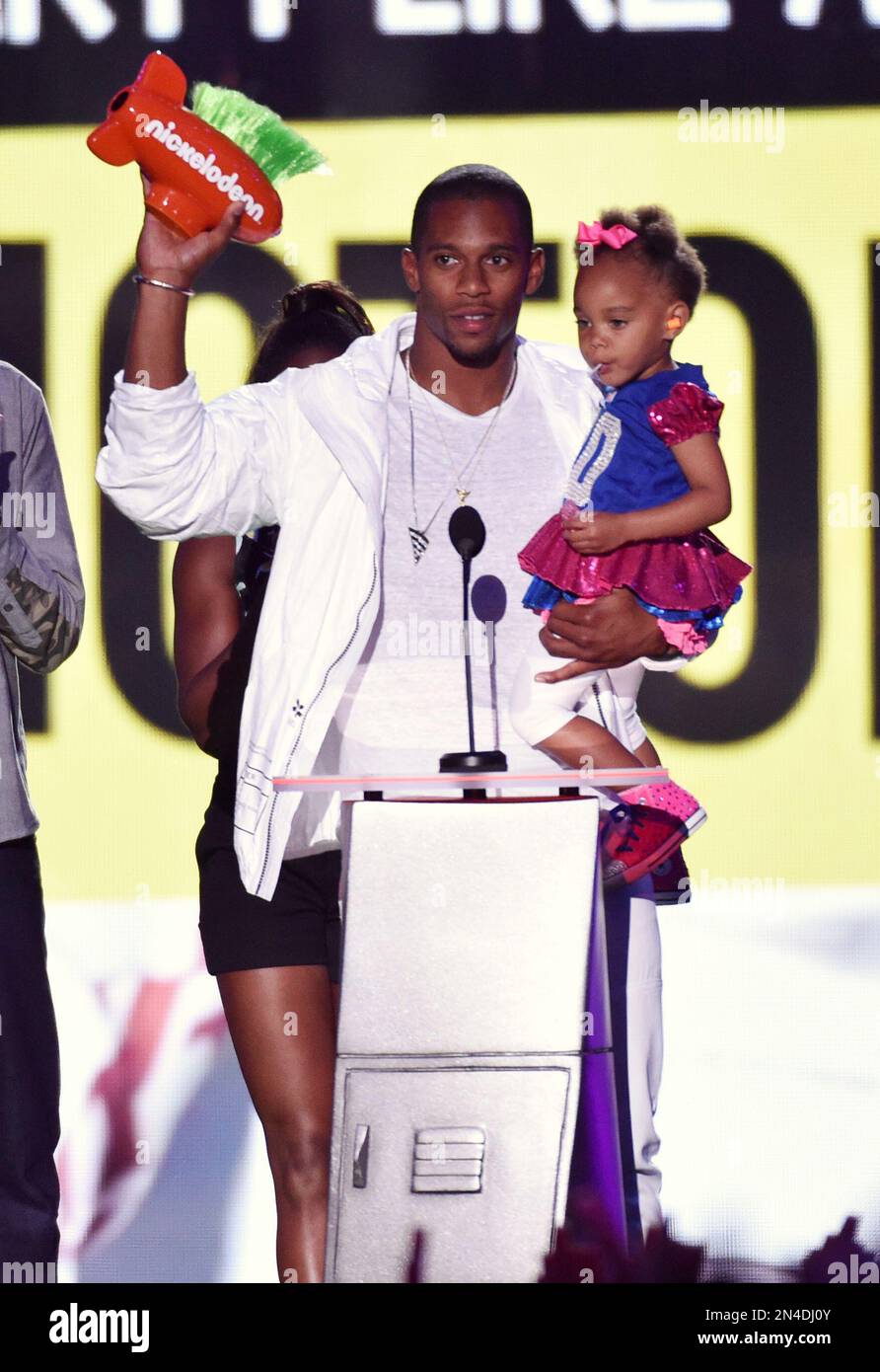 Victor Cruz, of the New York Giants, with his daughter Kennedy, accepts ...