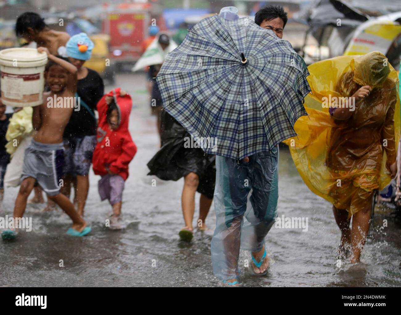 Residents of the slum community of Baseco evacuate to safer grounds at ...