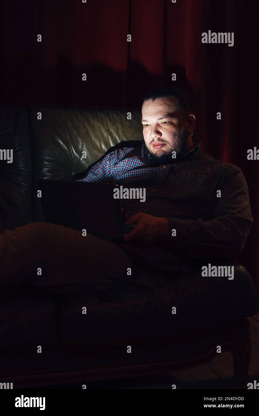 Dark laptop search alone hi-res stock photography and images - Alamy