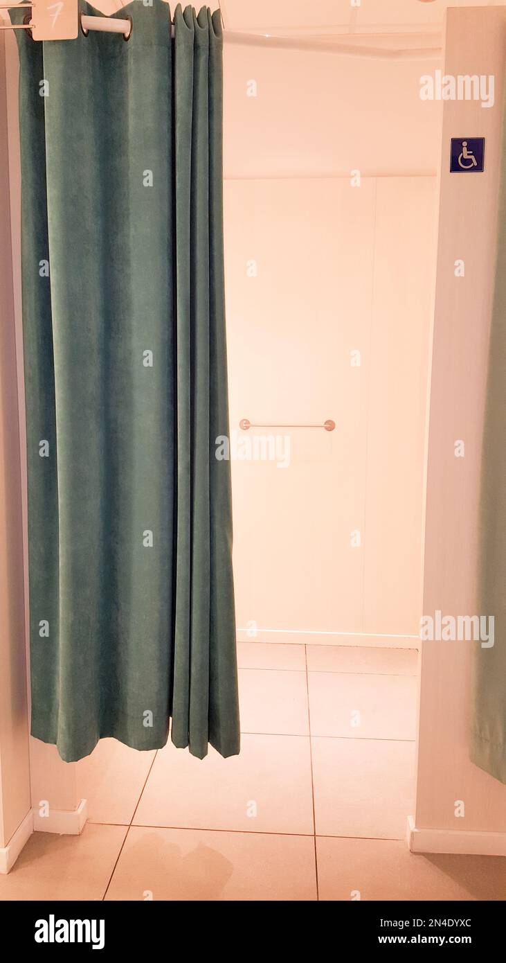Clothing store fitting room empty in the shop Stock Photo - Alamy