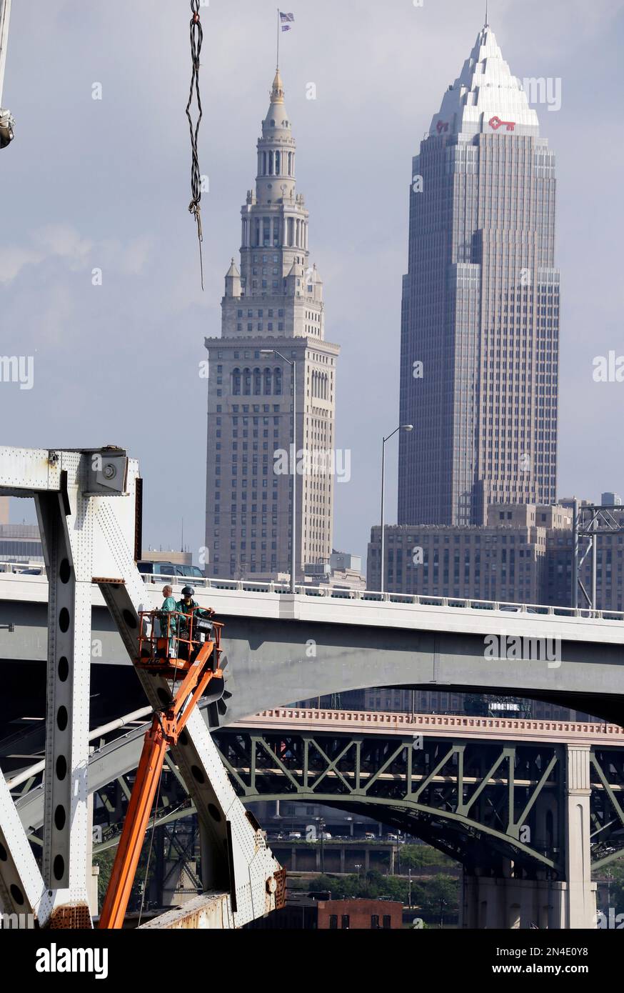 Workmen continue to demolish the steel skeleton of the old Innerbelt ...