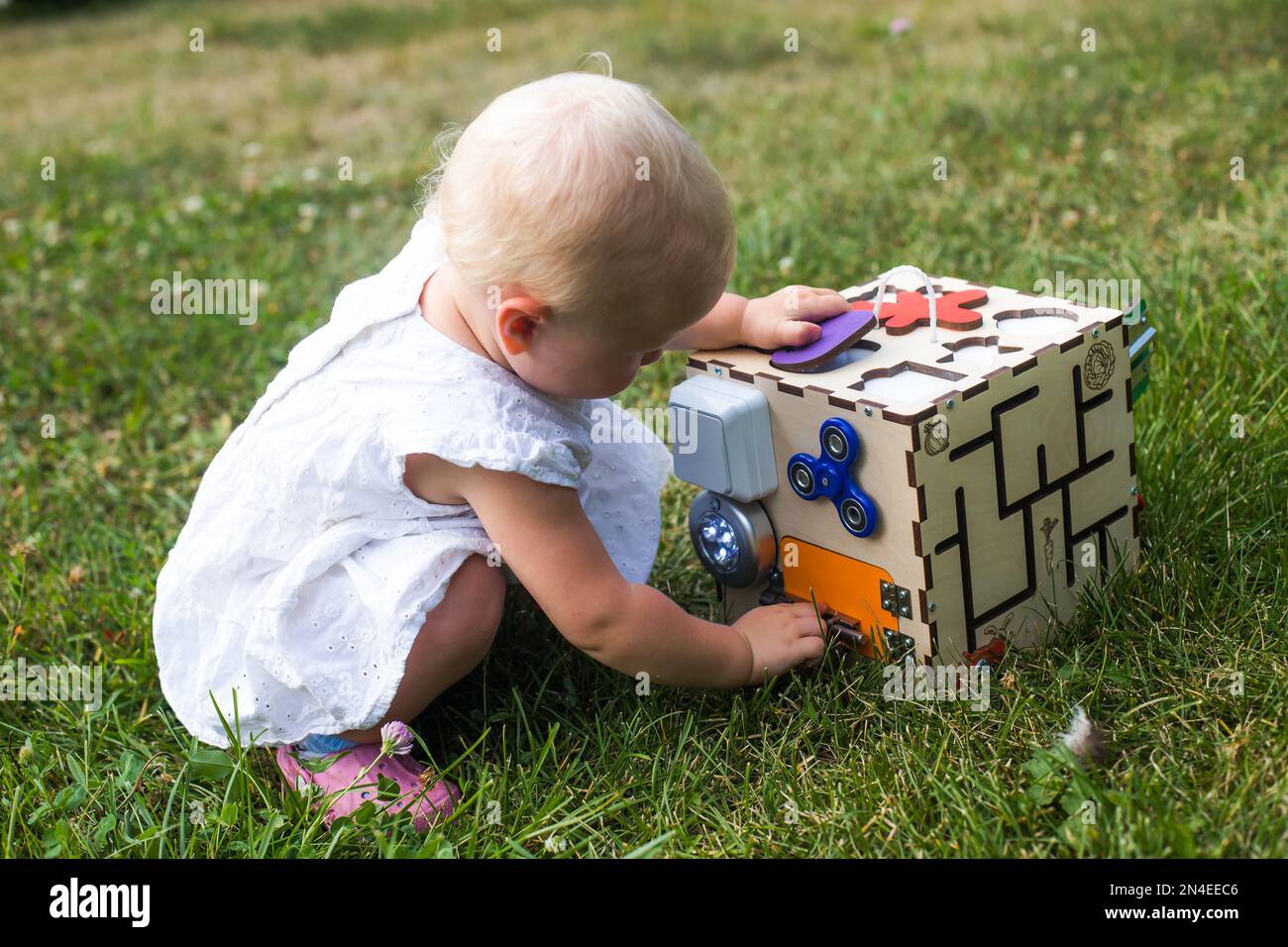 The child wants to open the door with a pawl on the developing cube ...