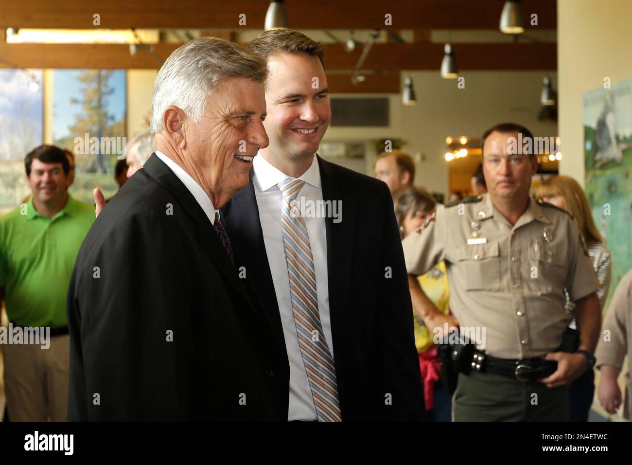 Arkansas Gov. Mike Beebe, left, talks with Andrew Parker, center, at ...