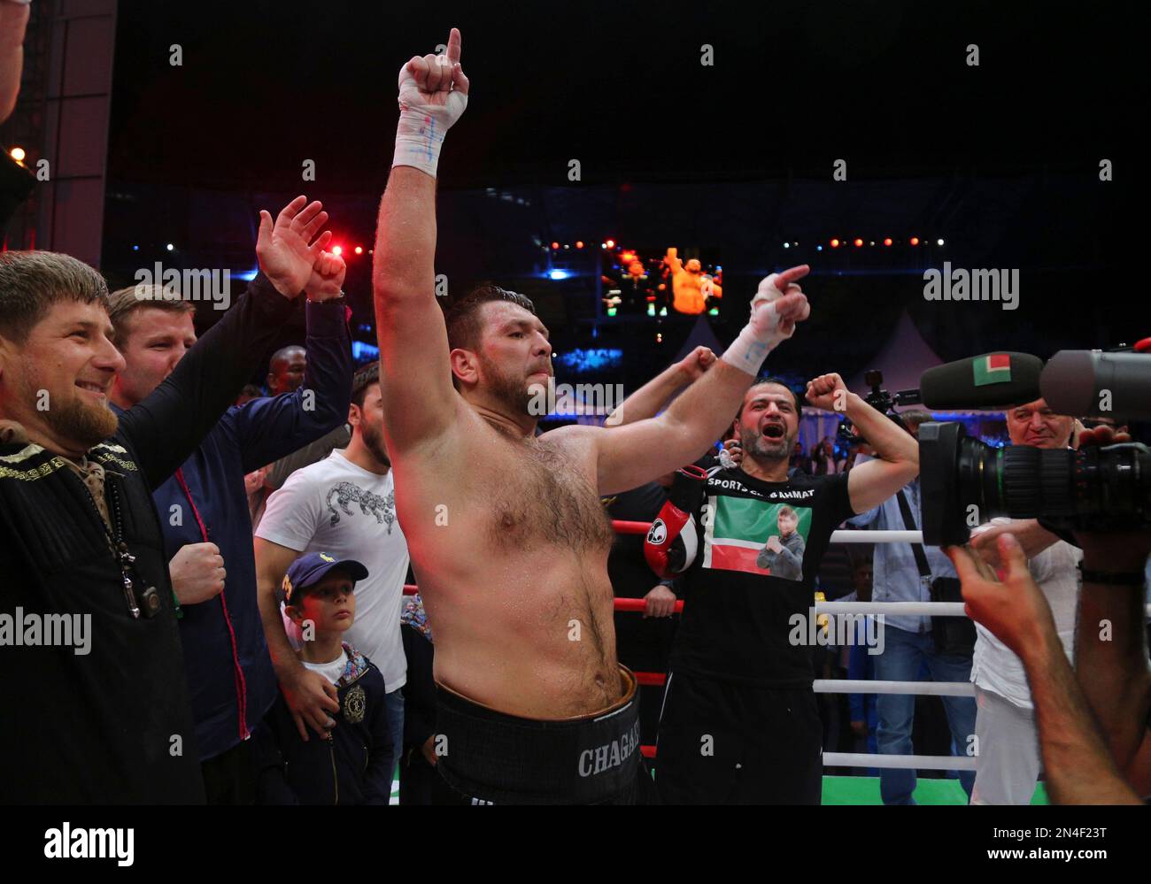 Chechen leader Ramzan Kadyrov, left, Uzbekistan's "White Tyson" Ruslan ...