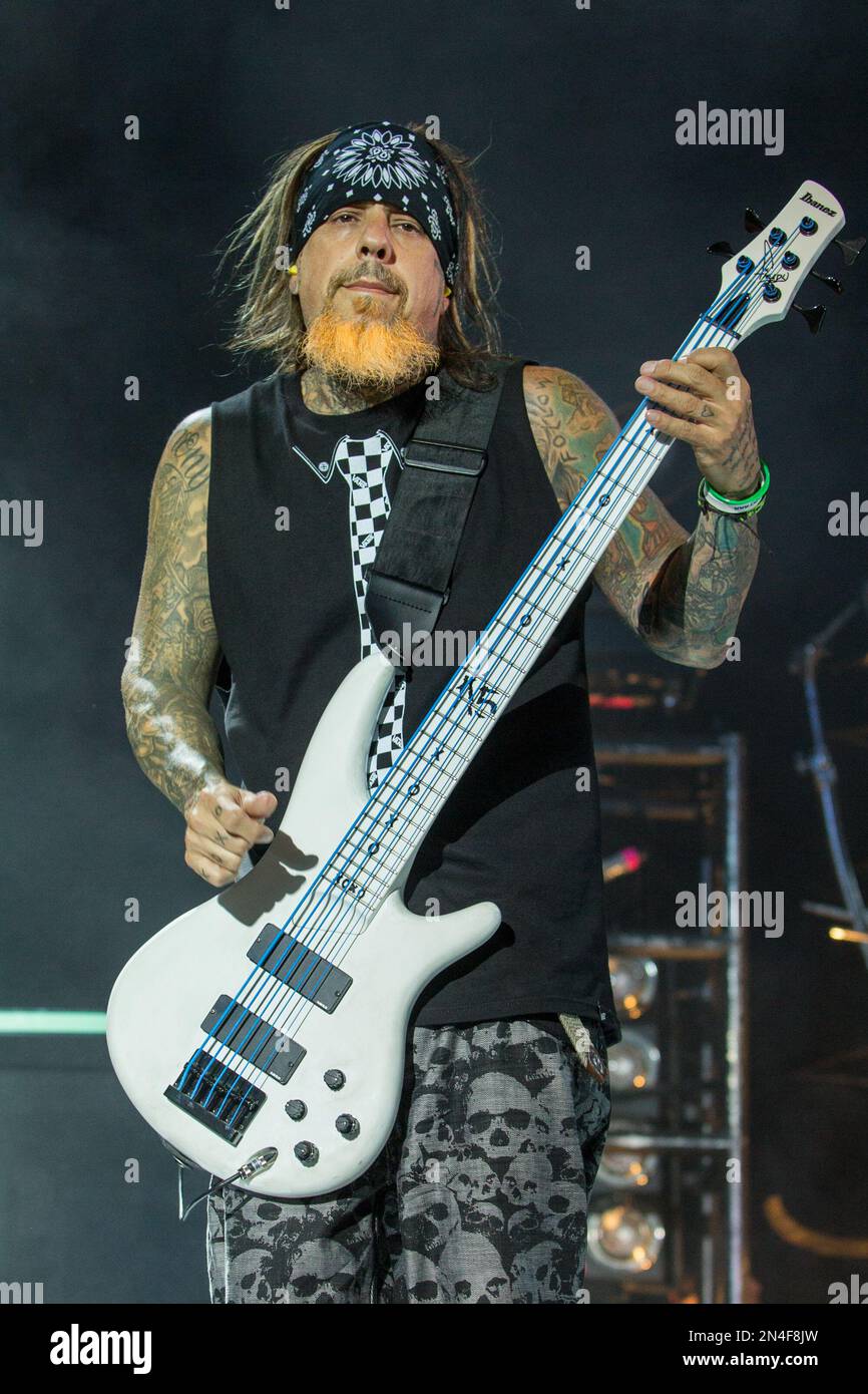 Bassist Reginald "Fieldy" Arvizu of Korn performs at the Rockstar ...