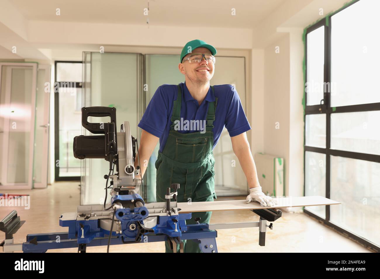 Happy smiling office worker hi-res stock photography and images - Alamy