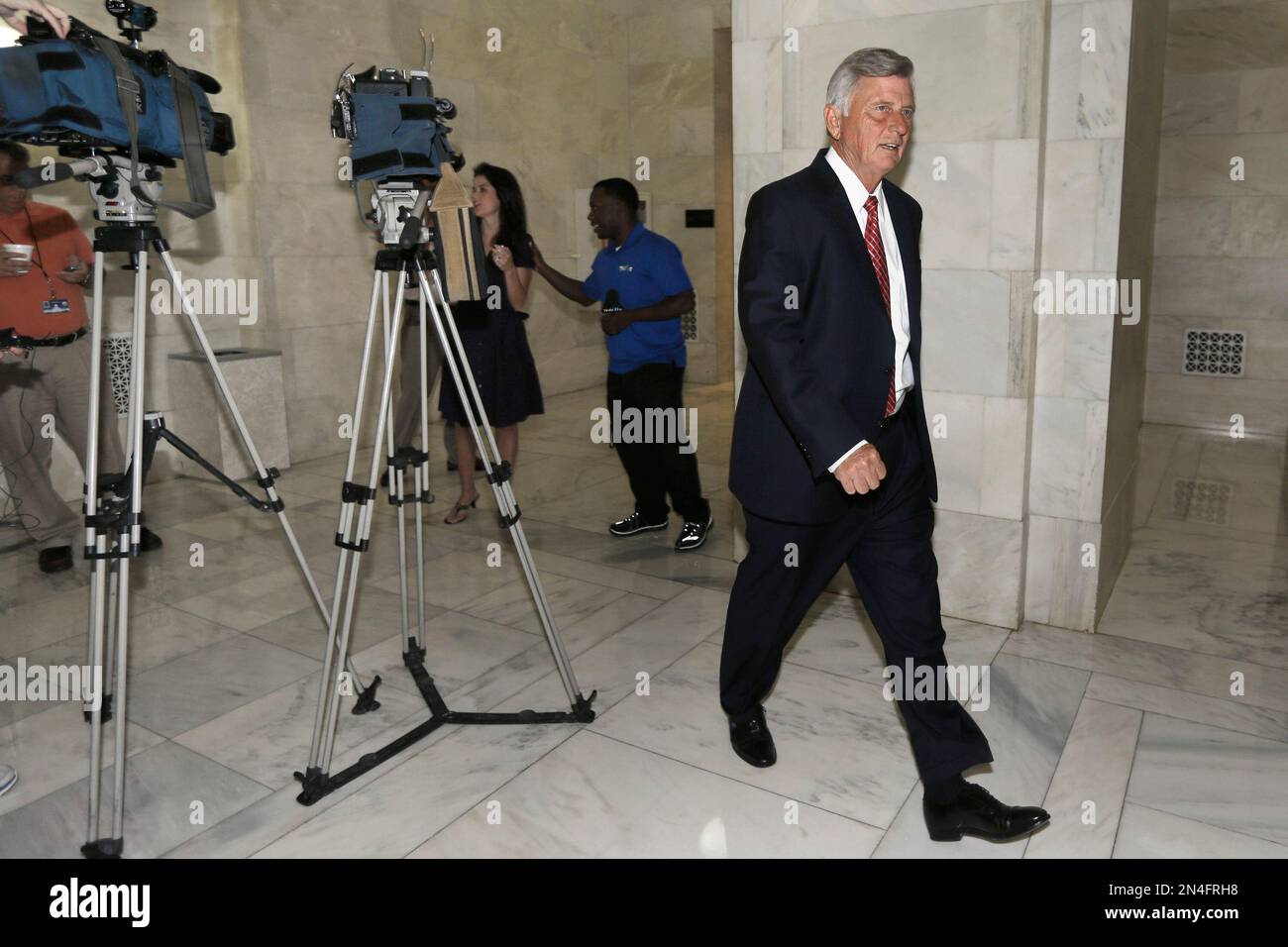 Arkansas Gov. Mike Beebe walks from a state Capitol new conference in ...