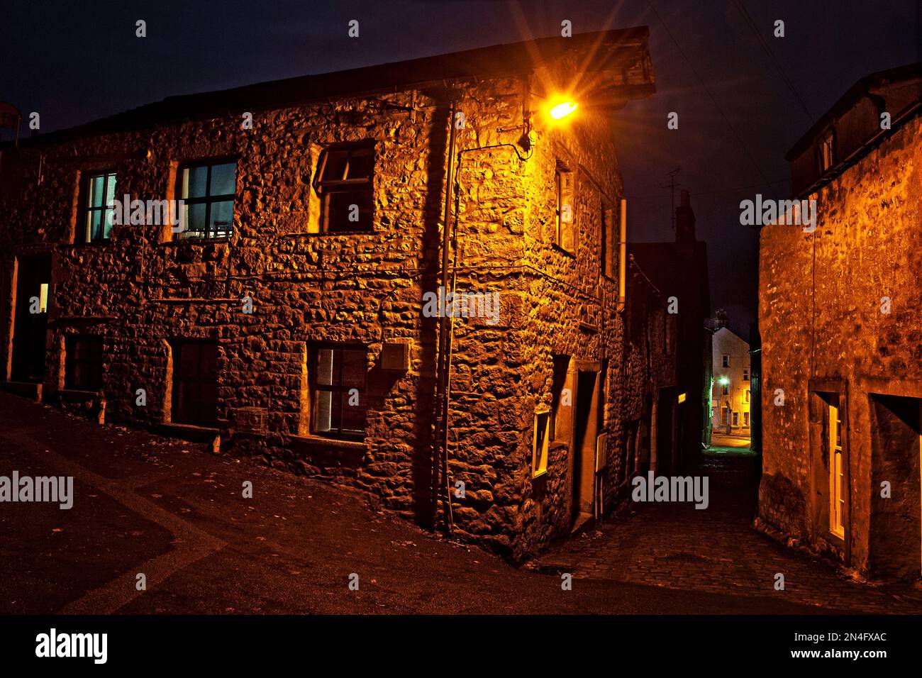 Cobbled alley in settle yorkshire hi-res stock photography and images ...